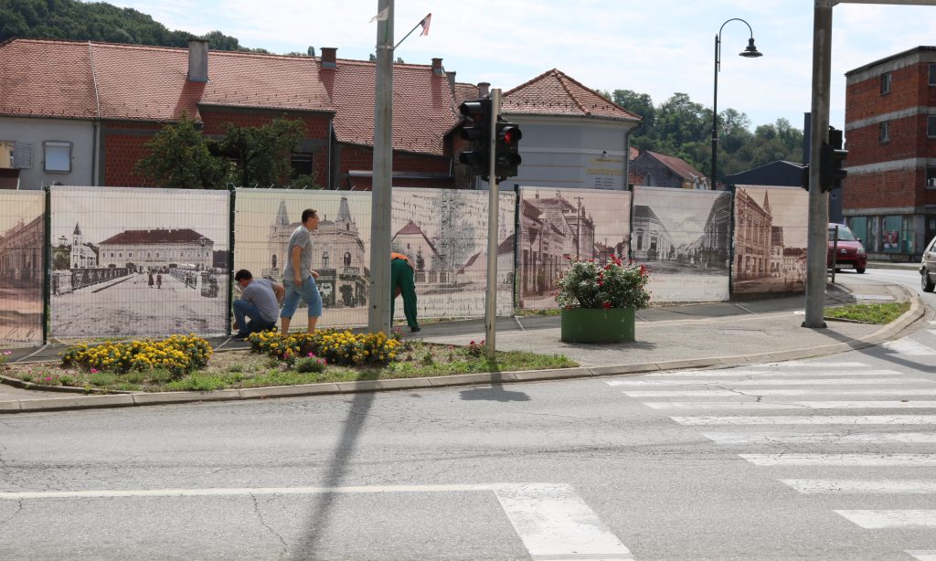 NA UGLU KOD VELIKOG MOSTA Fotografije starog Pakraca krase Šreterov trg ...